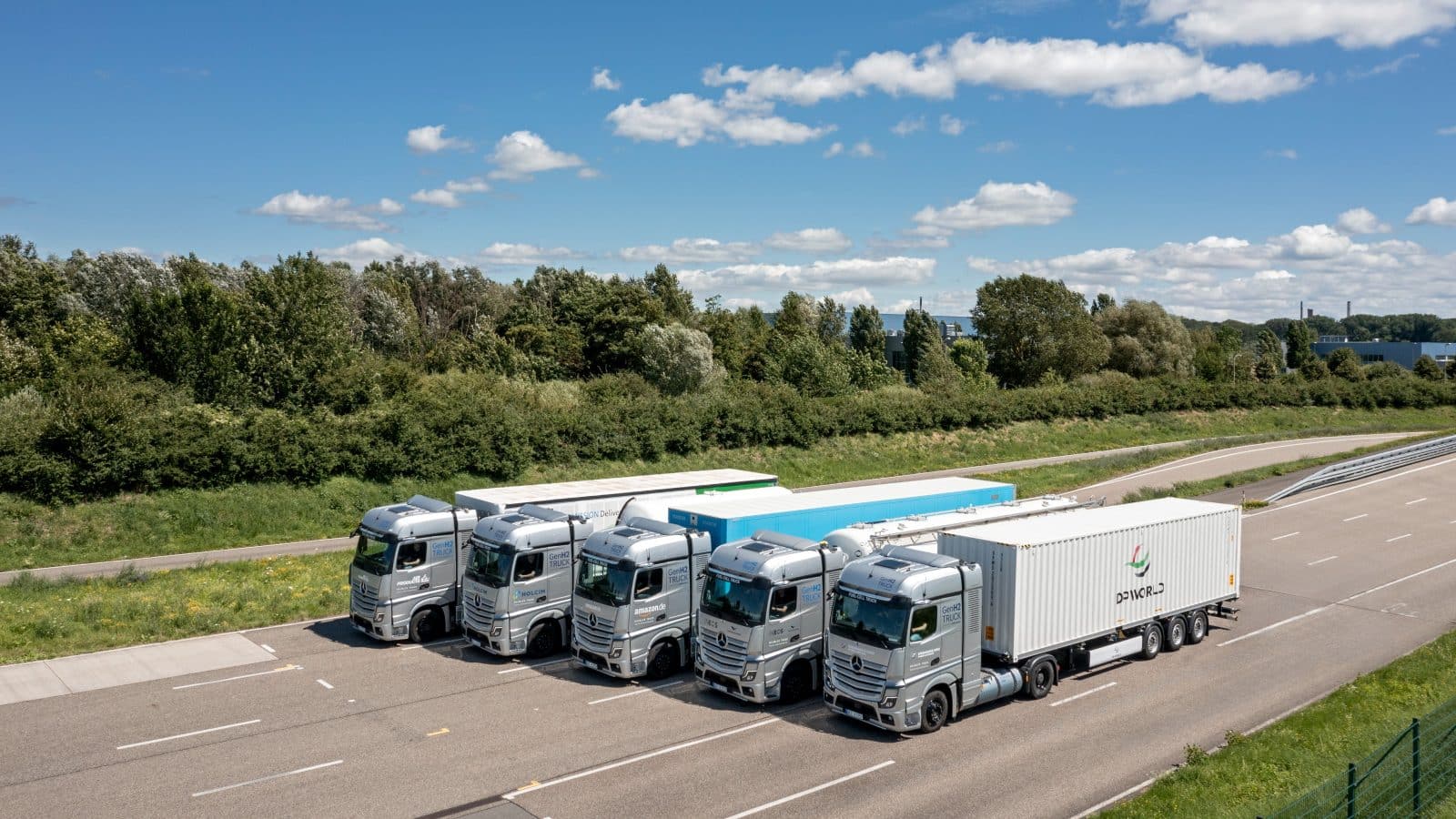 Daimler Truck begins a new phase of testing with its GenH2 hydrogen ...