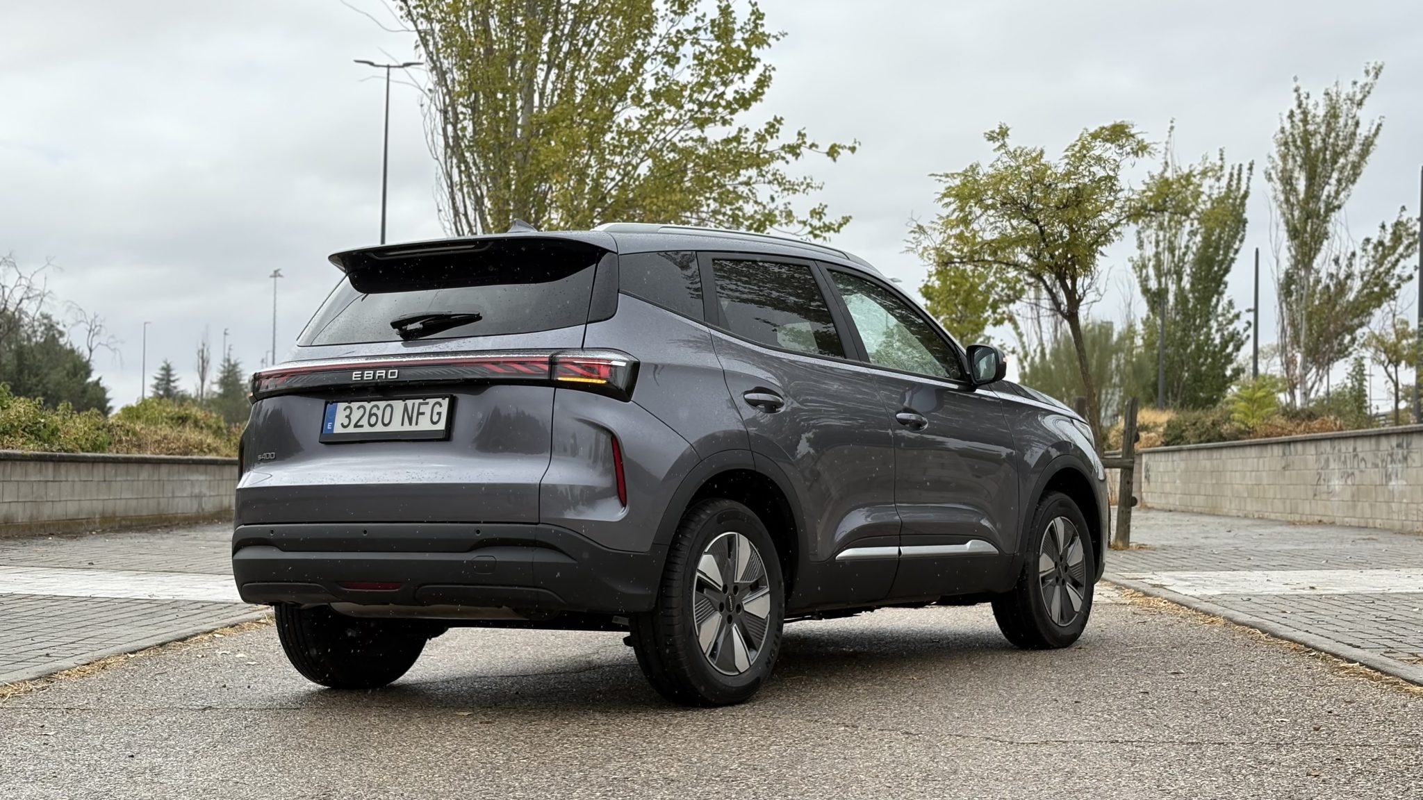 Test drive EBRO S400: a surprisingly solid, hybrid, affordable SUV with ...