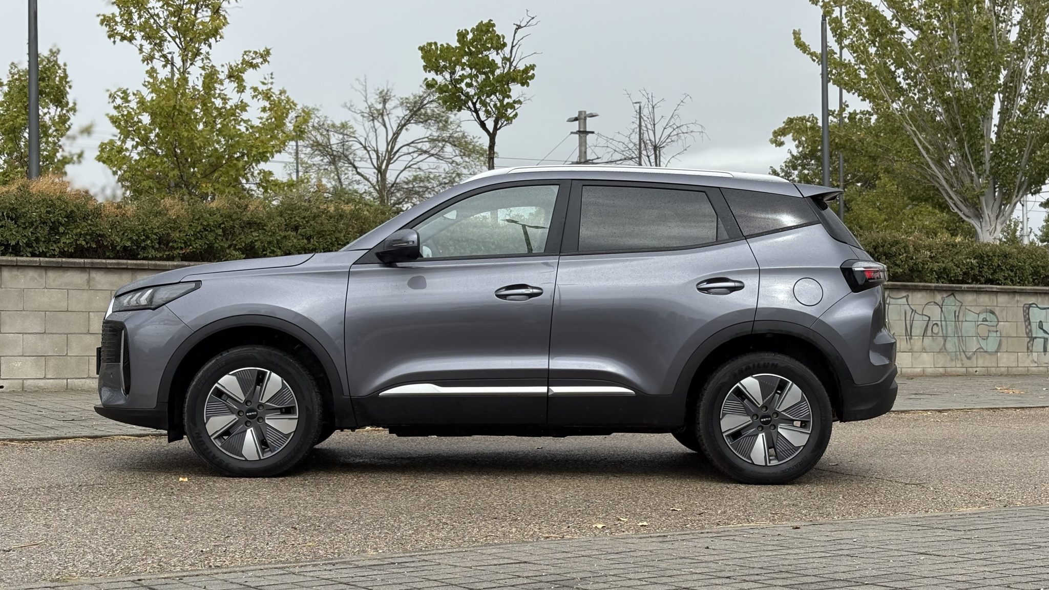 Test drive EBRO S400: a surprisingly solid, hybrid, affordable SUV with ...