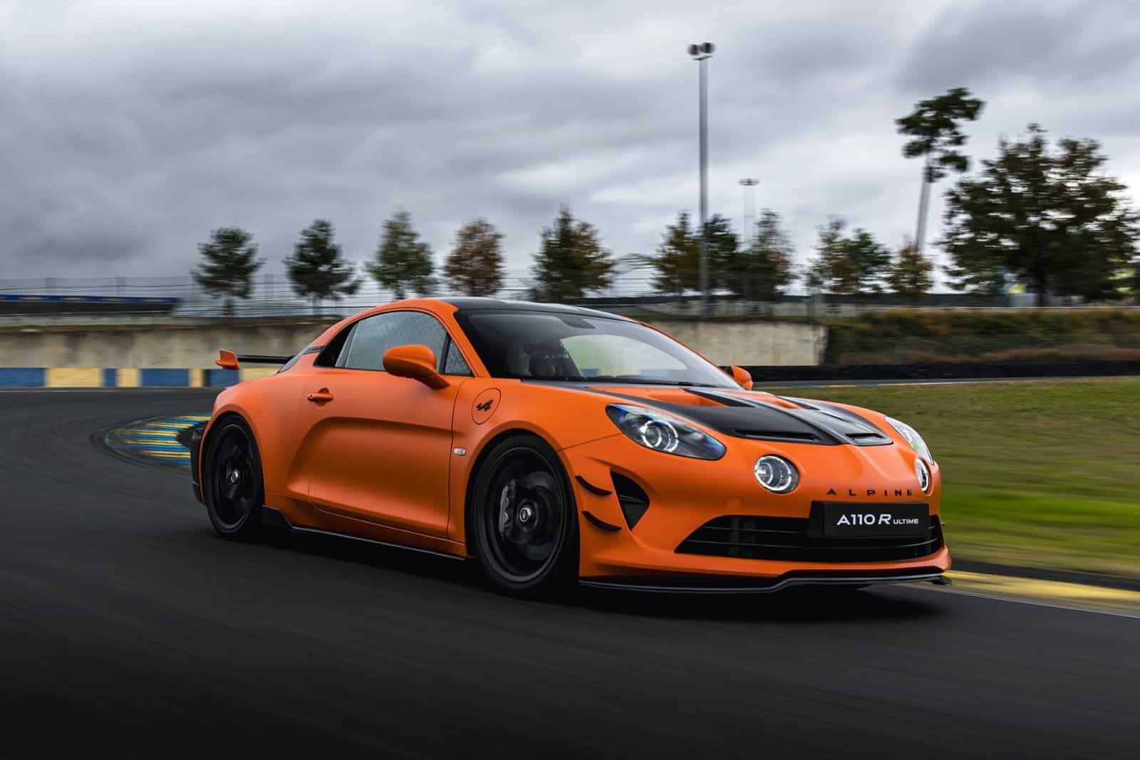A Alpine se despede dos modelos com motor a combustão da melhor maneira ...