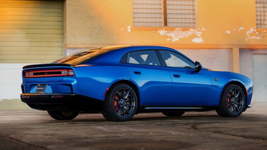 El Dodge Charger elèctric 2027 ve de sèrie amb port NACS als Estats Units