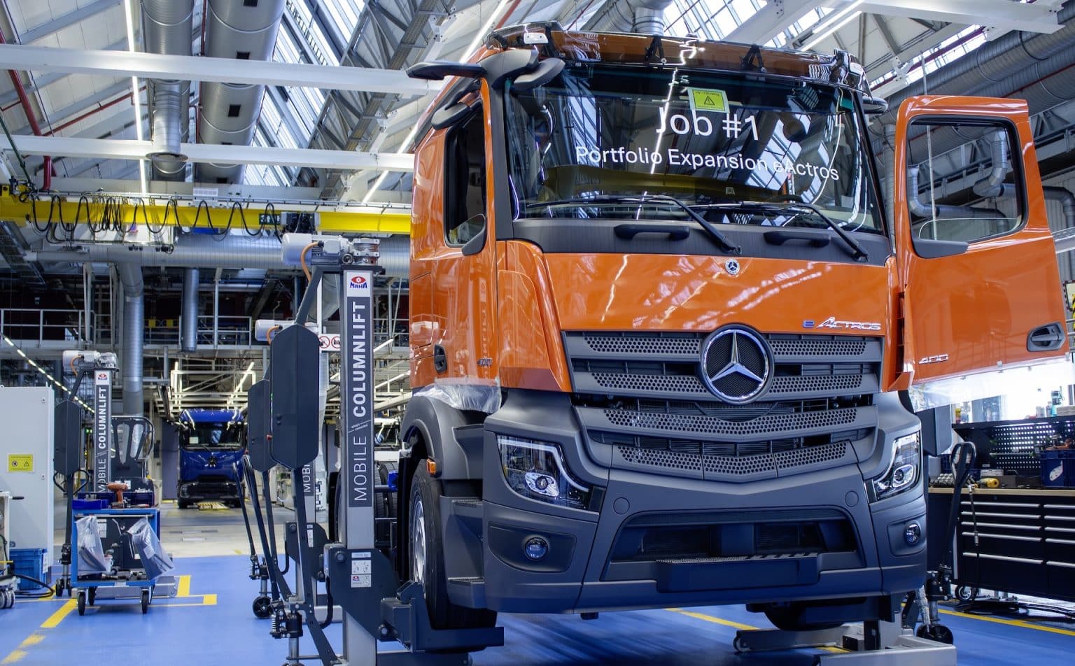 Mercedes-Benz begins series production of the eActros 400 electric truck
