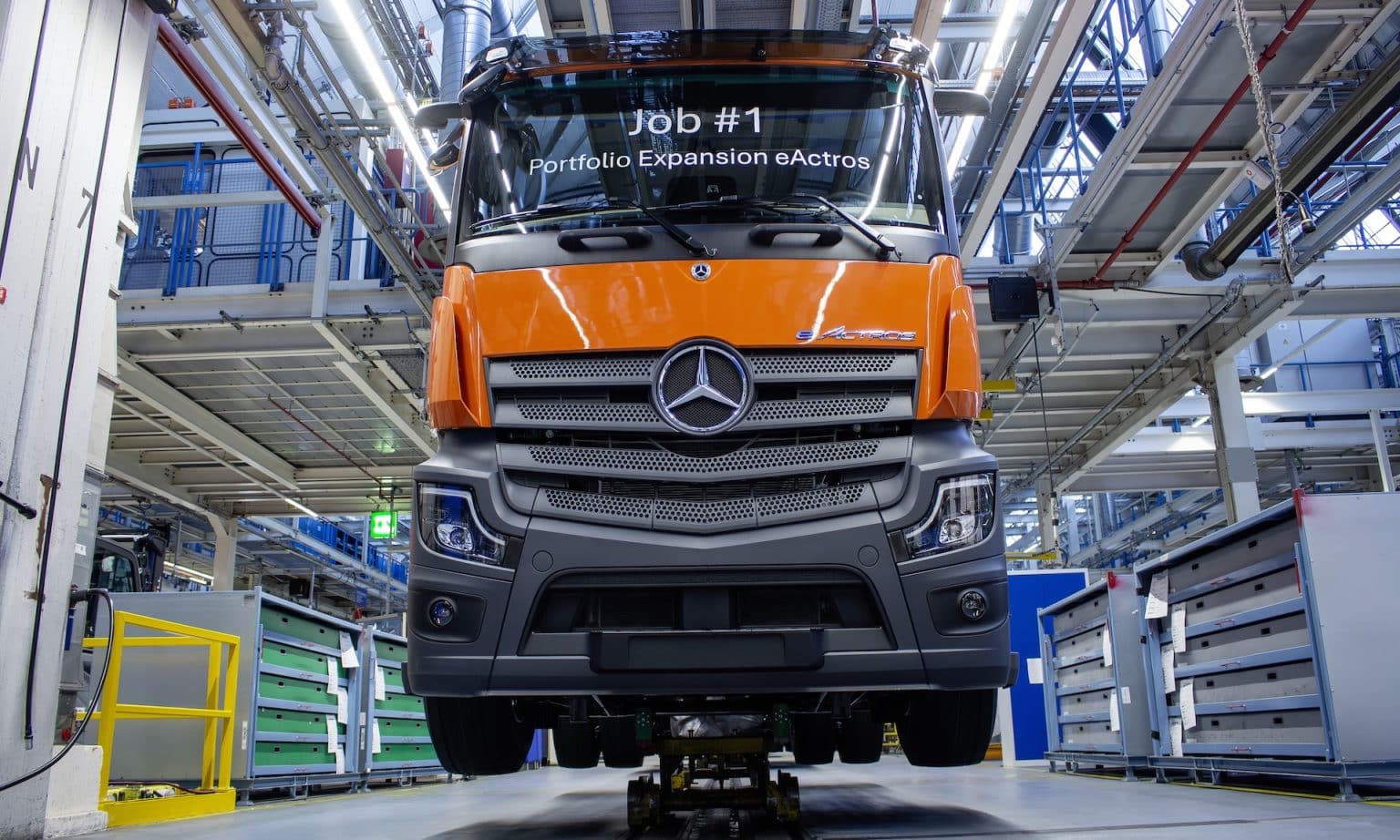 Mercedes-Benz inicia la producción en serie del camión eléctrico ...
