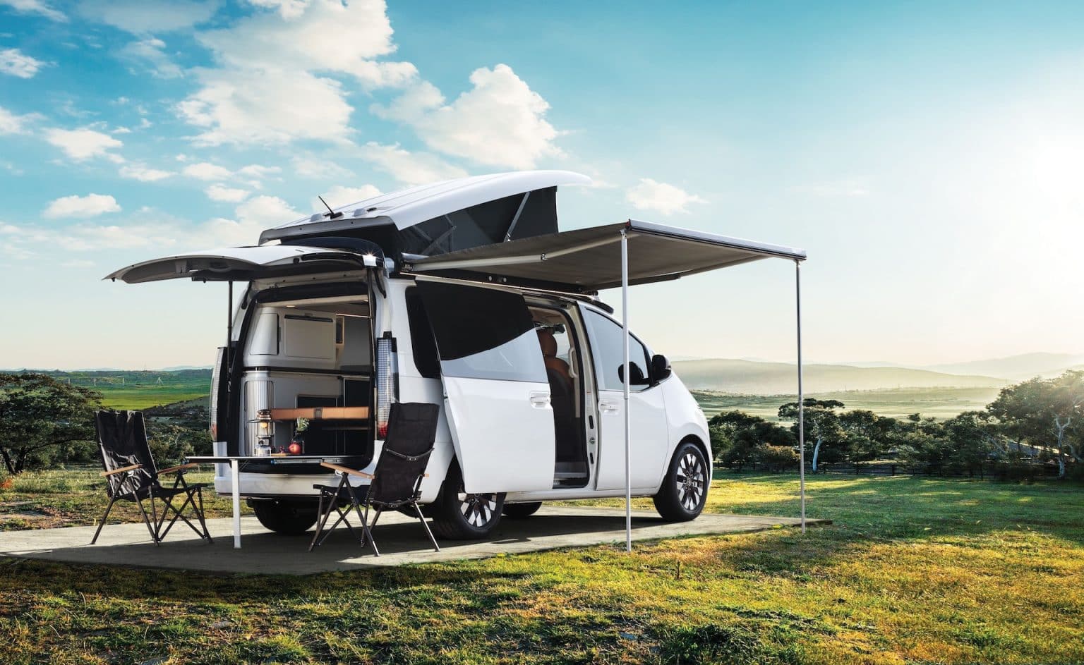 Questo prototipo di camper del minivan Staria della Hyundai potrebbe ...