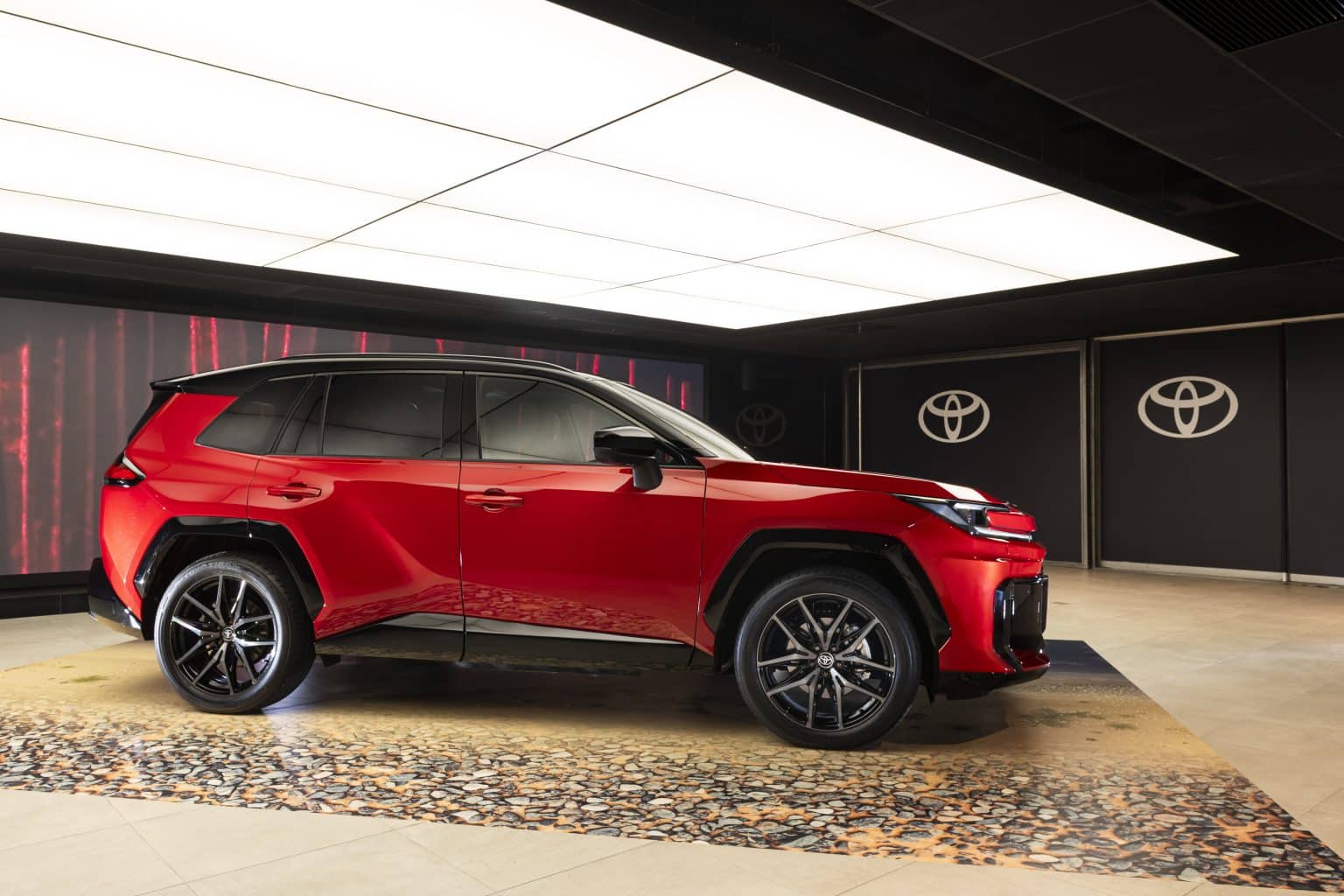 Toyota præsenterer den nye RAV4 og starter salget