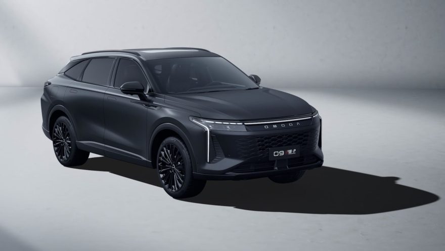 The Omoda 9 SHS-P Black Knight Edition features a stylish black color ...